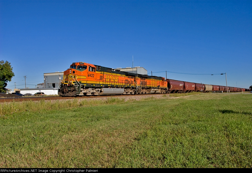 BNSF 4422 leads G-ETTPTN9-26A
